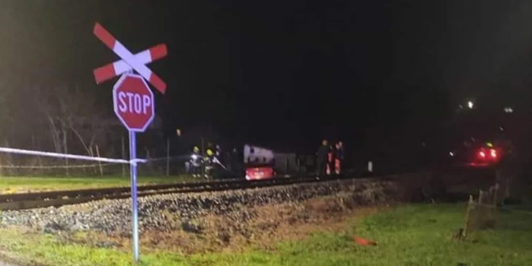 Putnički vlak naletio na auto, umrla jedna osoba. | Riportal