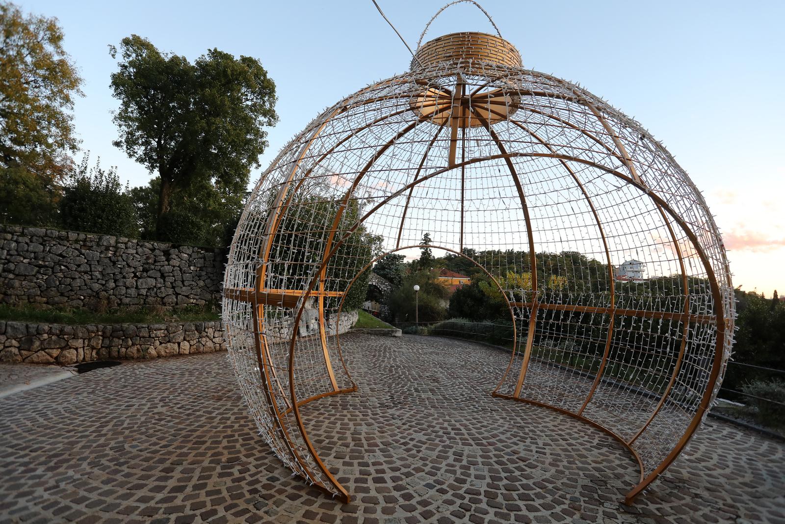 JOŠ MALO! Trsatska gradina ukrašena tisućama lampica, blagdanska ...