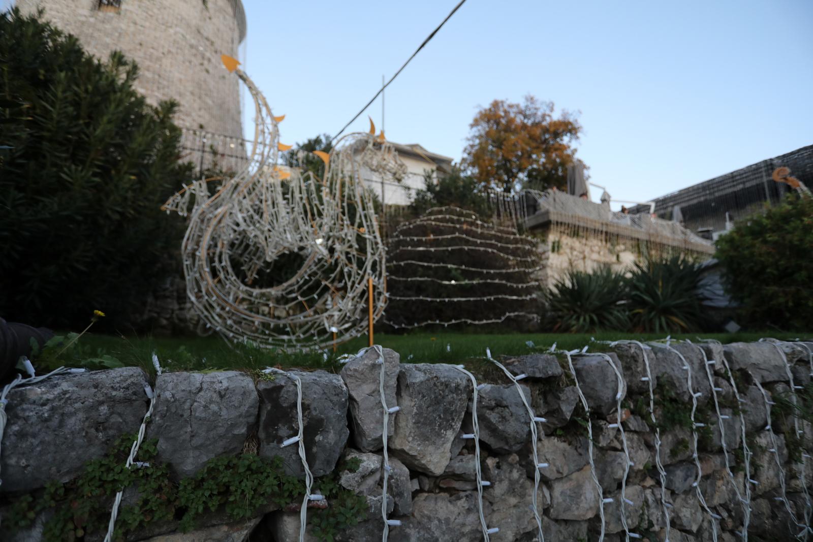 JOŠ MALO! Trsatska gradina ukrašena tisućama lampica, blagdanska ...