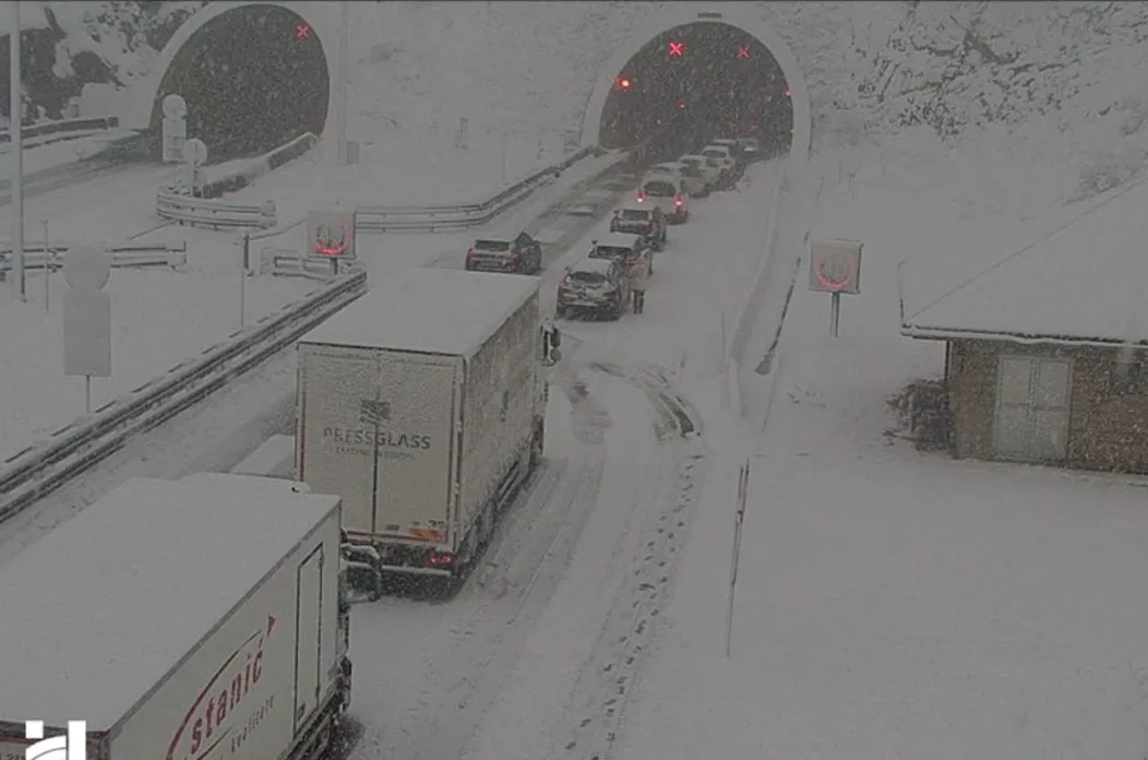 Snijeg na većini autocesta! Posebno otežan promet prema Rijeci ...