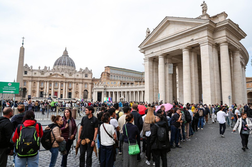 Poznato koliko je ljudi obišlo papin odar! Iznenađuje li vas ova brojka ...