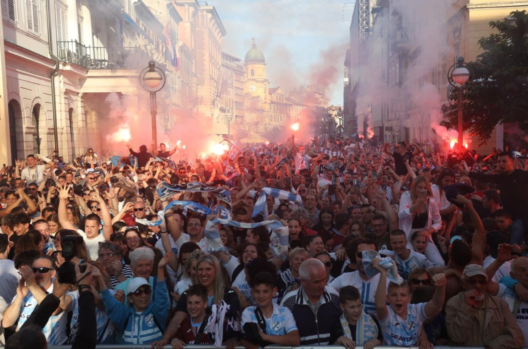 UŽIVO S KORZA Baklje, pjesma, ludilo!! Pred Rijekom je jedna prelijepa ...