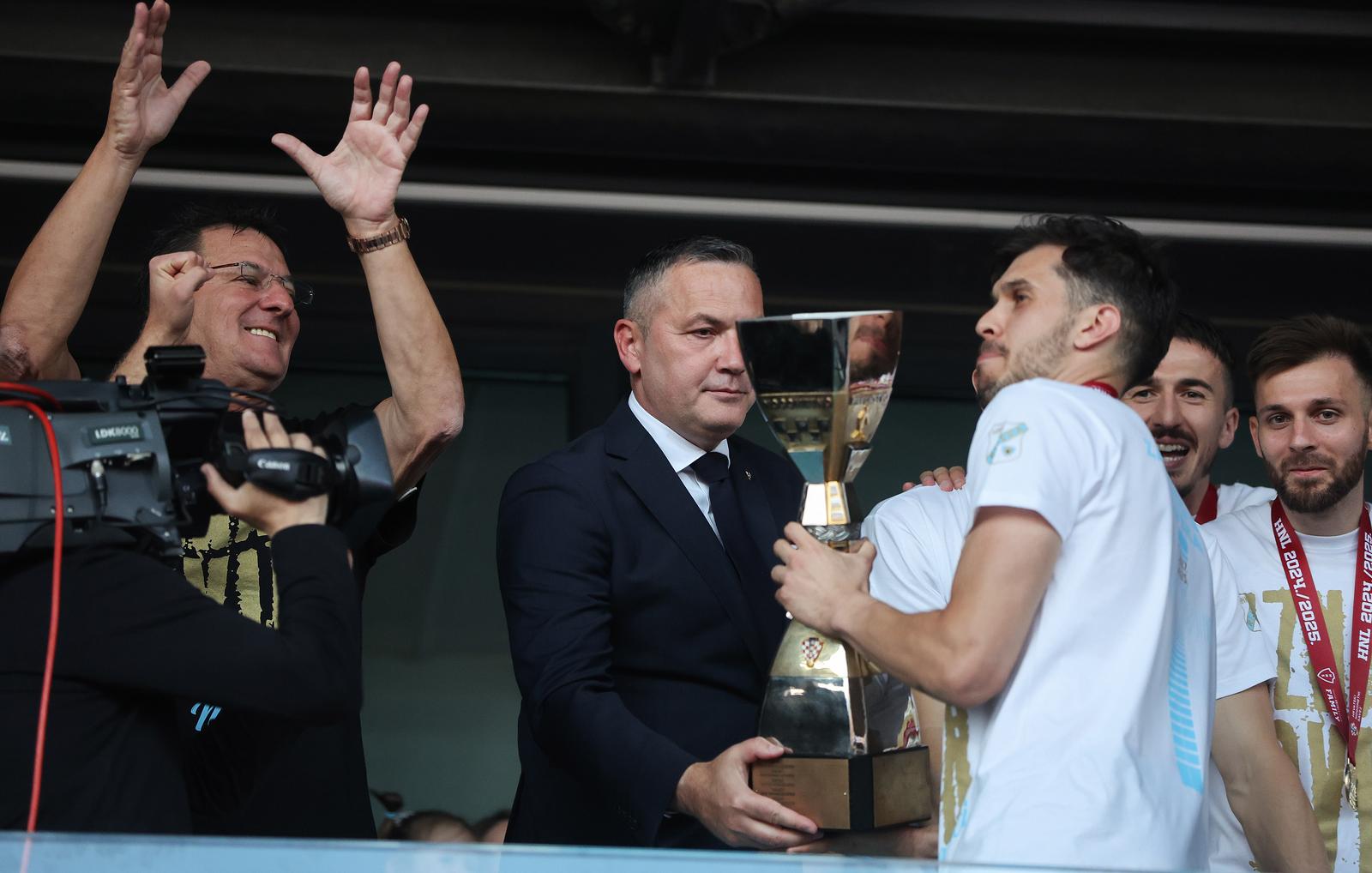 PEHAR JE NAŠ! Igrači Rijeke su prvaci Hrvatske, zasluženo podigli pehar koji je stigao ...