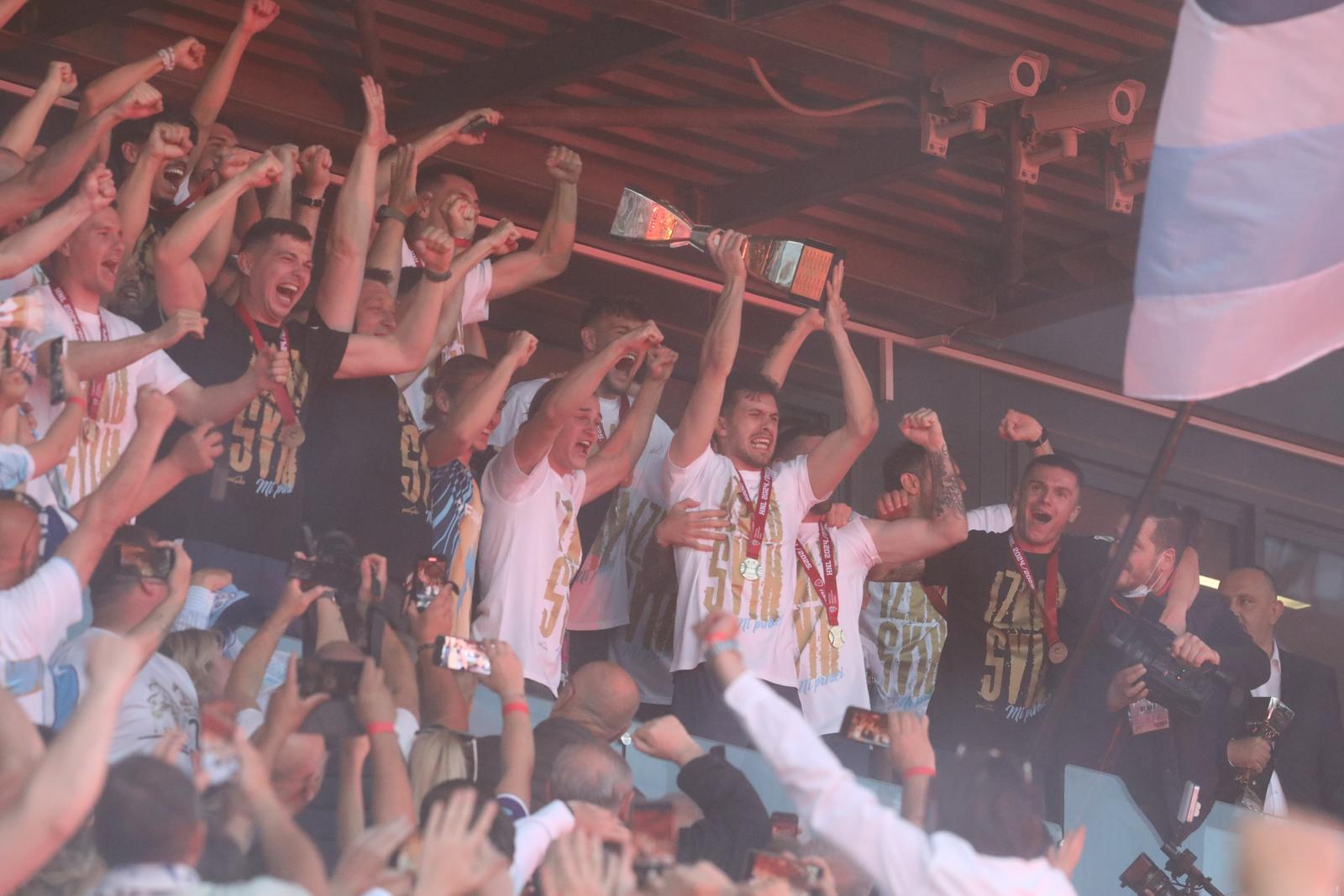 PEHAR JE NAŠ! Igrači Rijeke su prvaci Hrvatske, zasluženo podigli pehar koji je stigao ...