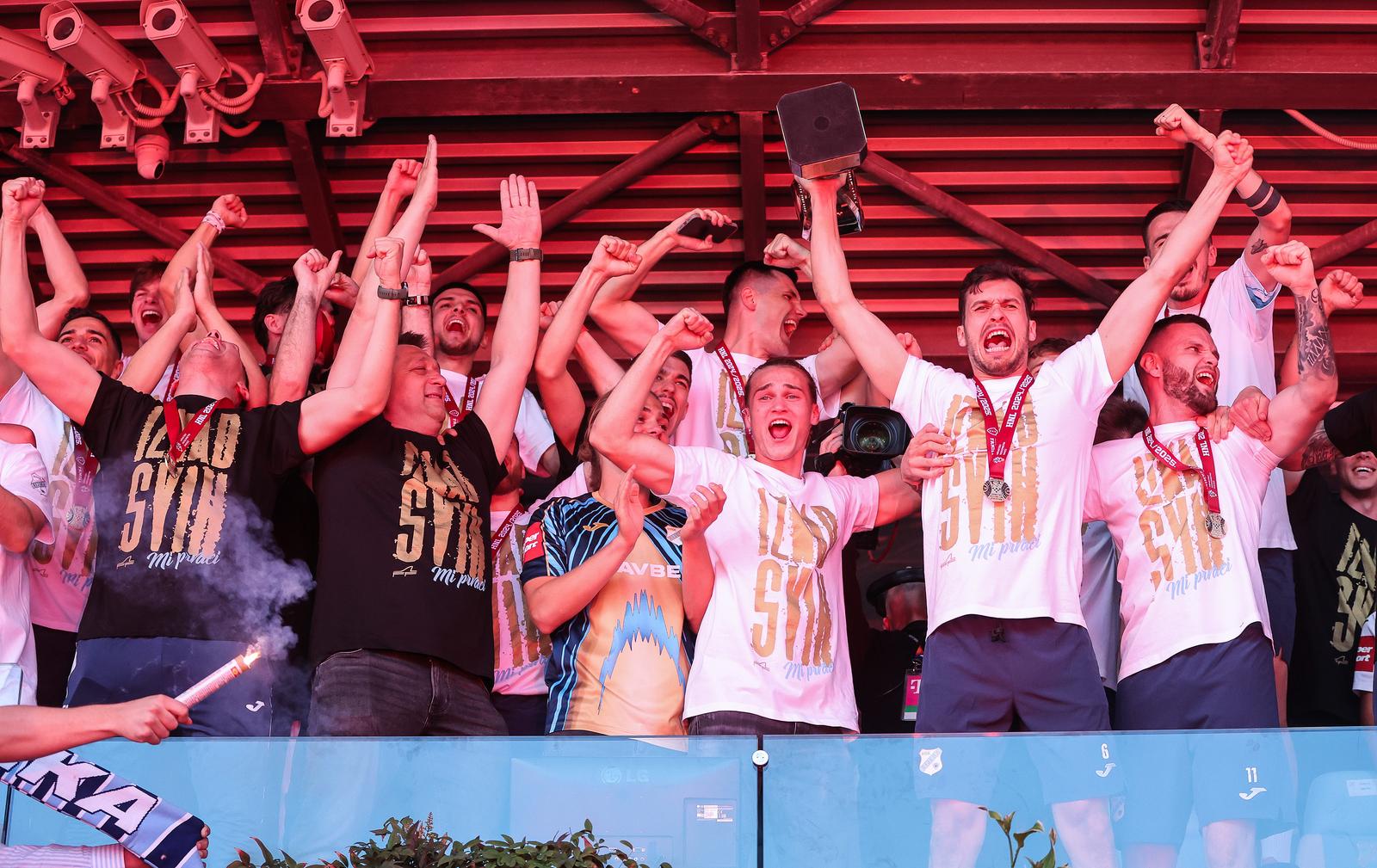 PEHAR JE NAŠ! Igrači Rijeke su prvaci Hrvatske, zasluženo podigli pehar koji je stigao ...