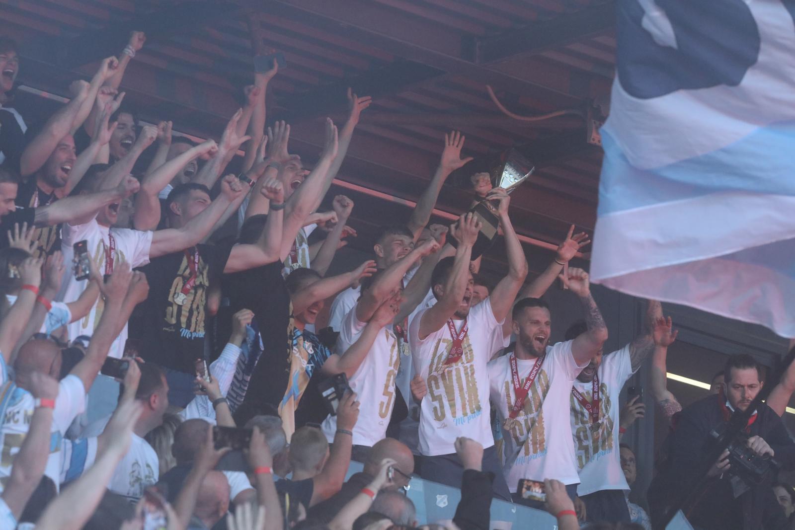 PEHAR JE NAŠ! Igrači Rijeke su prvaci Hrvatske, zasluženo podigli pehar koji je stigao ...