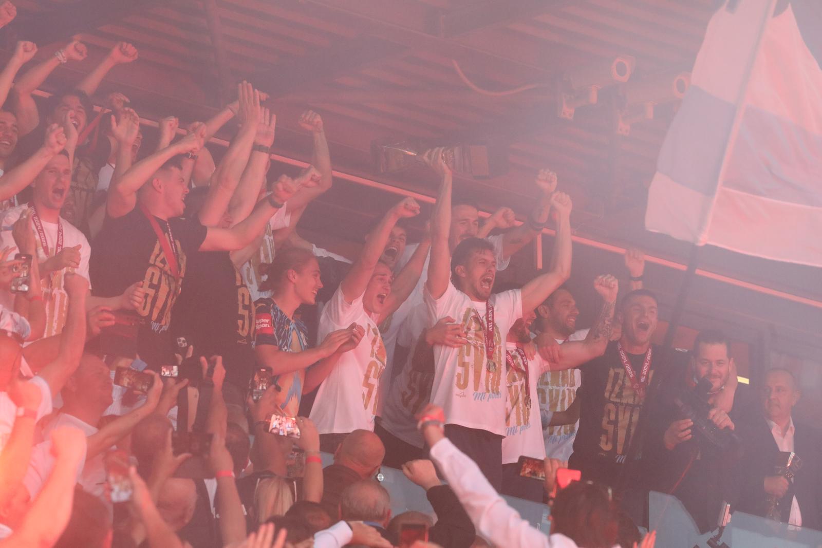 PEHAR JE NAŠ! Igrači Rijeke su prvaci Hrvatske, zasluženo podigli pehar koji je stigao ...